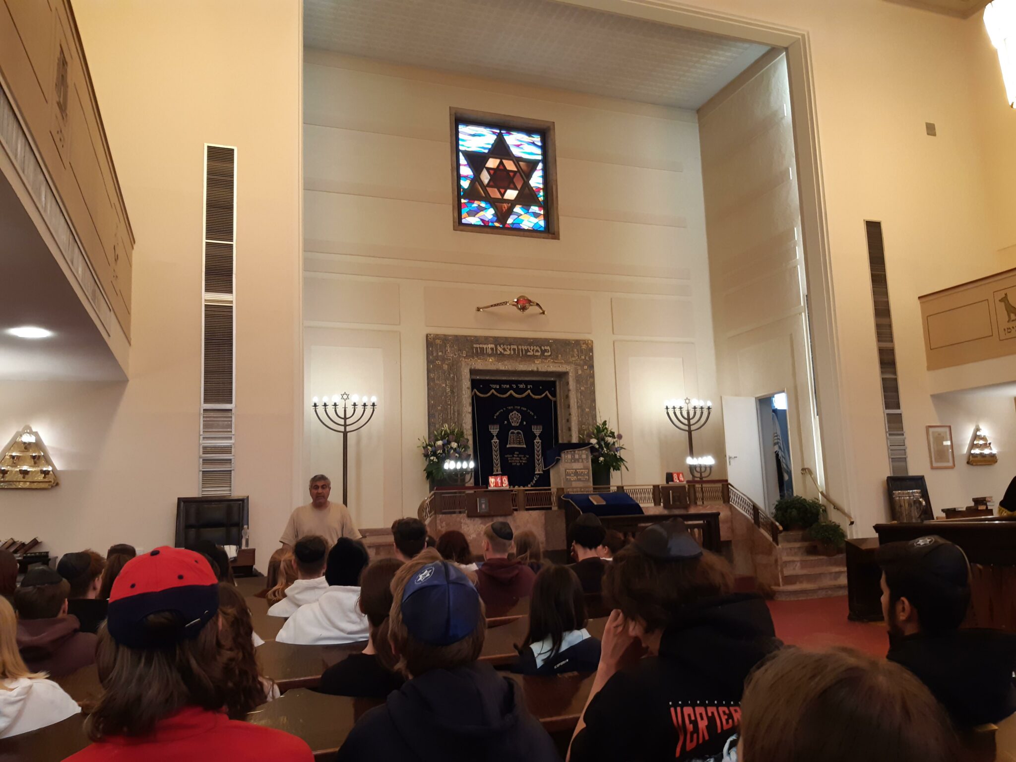 Kursstufenschülerinnen und Kursstufenschüler besuchen die Synagoge ...
