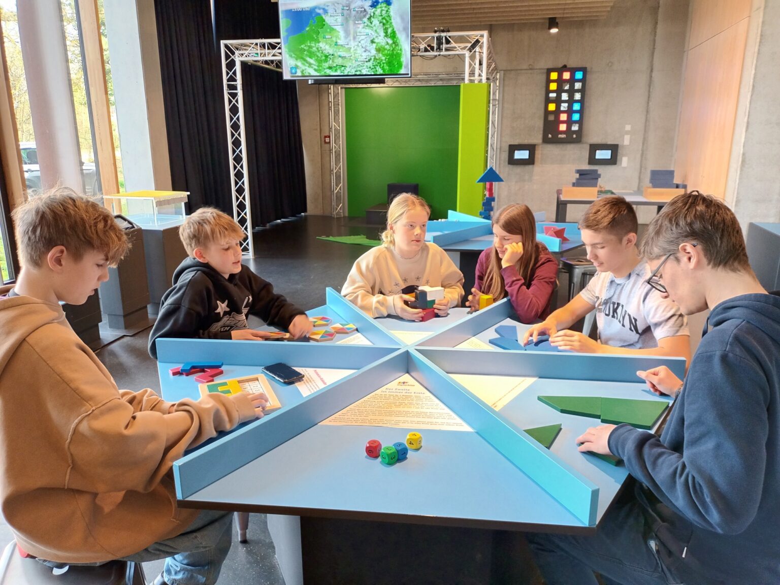 Schülerinnen und Schüler des GFII. besuchen das „explorinho Science ...